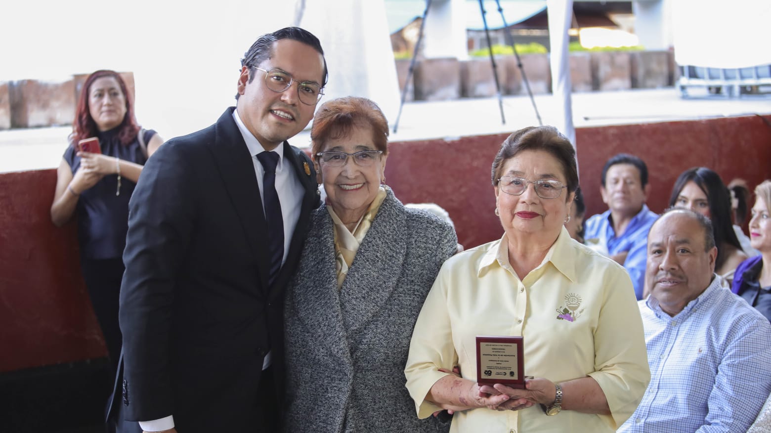 Chepe Guerrero entrega Presea Josefa Ortiz de Domínguez a ciudadanos destacados, en el marco del ...